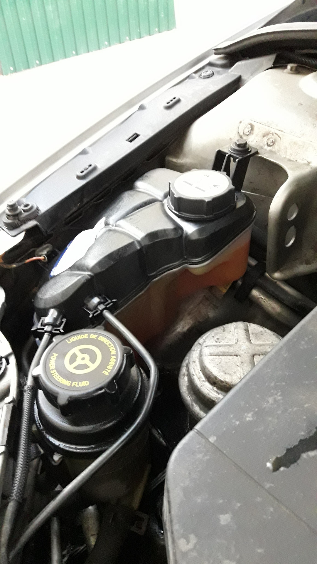 Потек расширительный бачок — Ford Mondeo IV, 2,3 л, 2007 года | своими ...