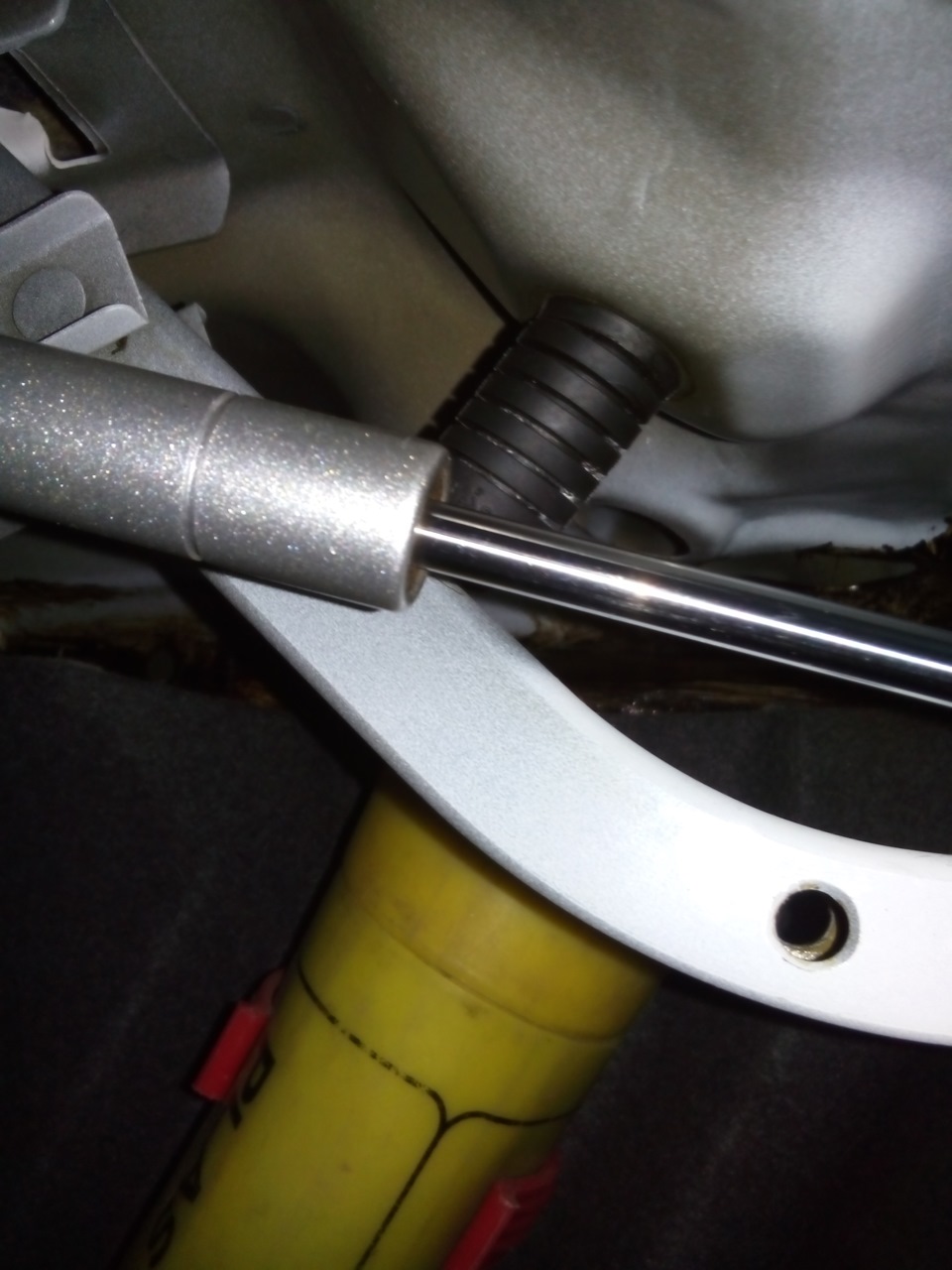 Упоры крышки багажника — Geely Emgrand EC7 FE-1, 1,8 л, 2012 года ...