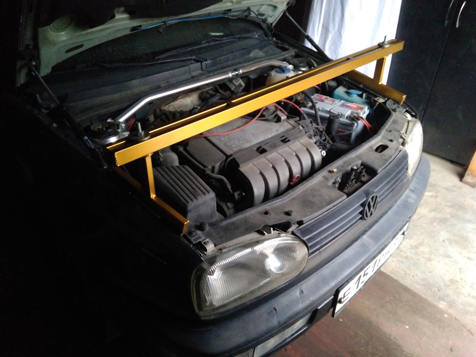 Траверса для вывешивания двигателя — Volkswagen Golf Mk3, 2,8 л, 1992 ...