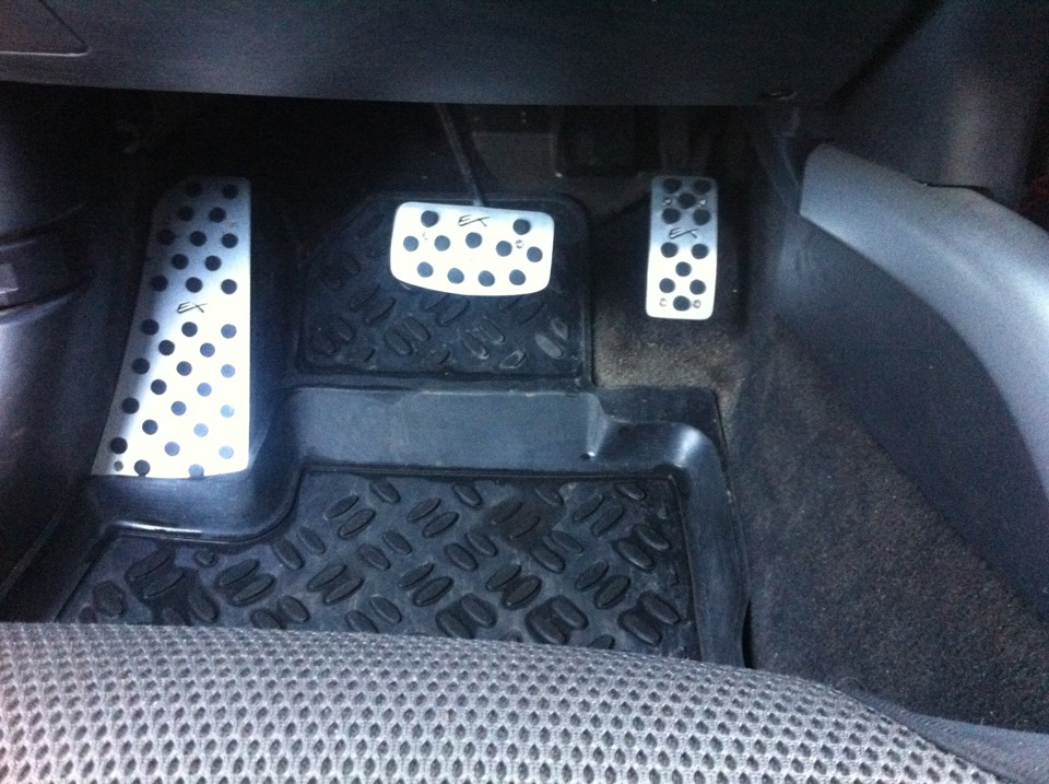 Накладки на педали — Mitsubishi Outlander XL, 3 л, 2007 года ...