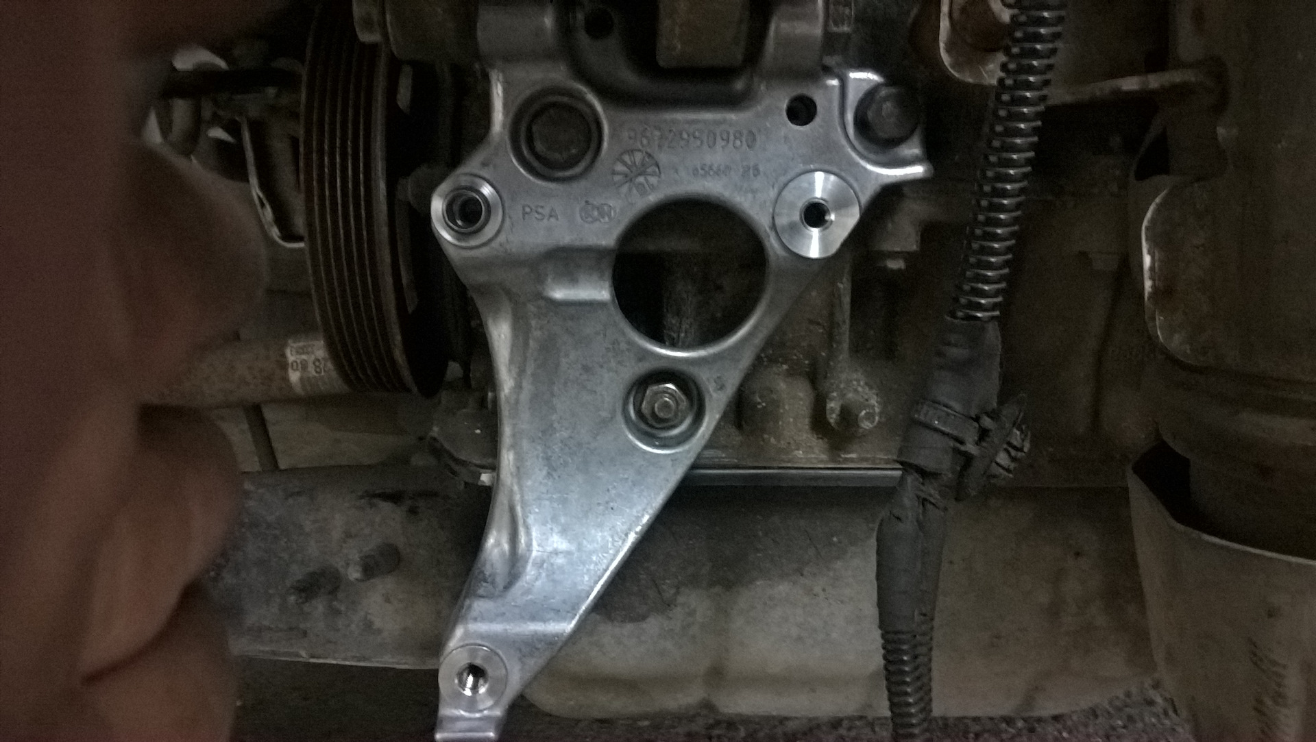 Кронштейн крепления компресора кондиционера — Peugeot / Citroen 5606.P9 ...