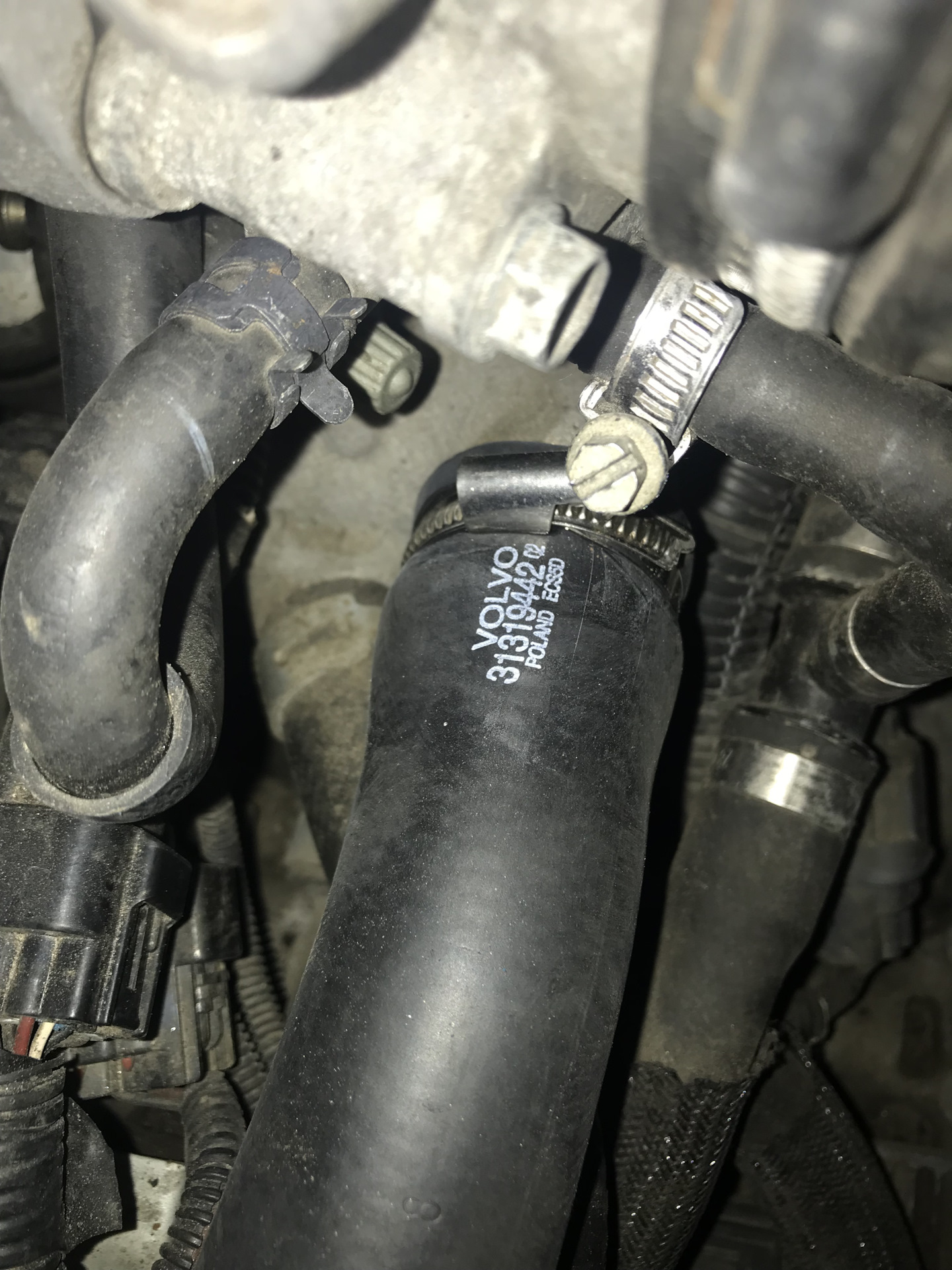 Замена расширительного бачка и шлангов системы охлаждения — Volvo XC90 ...