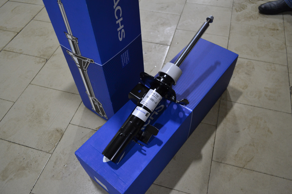 Замена передних нижних рычагов, амортизаторов и т.д. — Volvo XC60 (1G ...