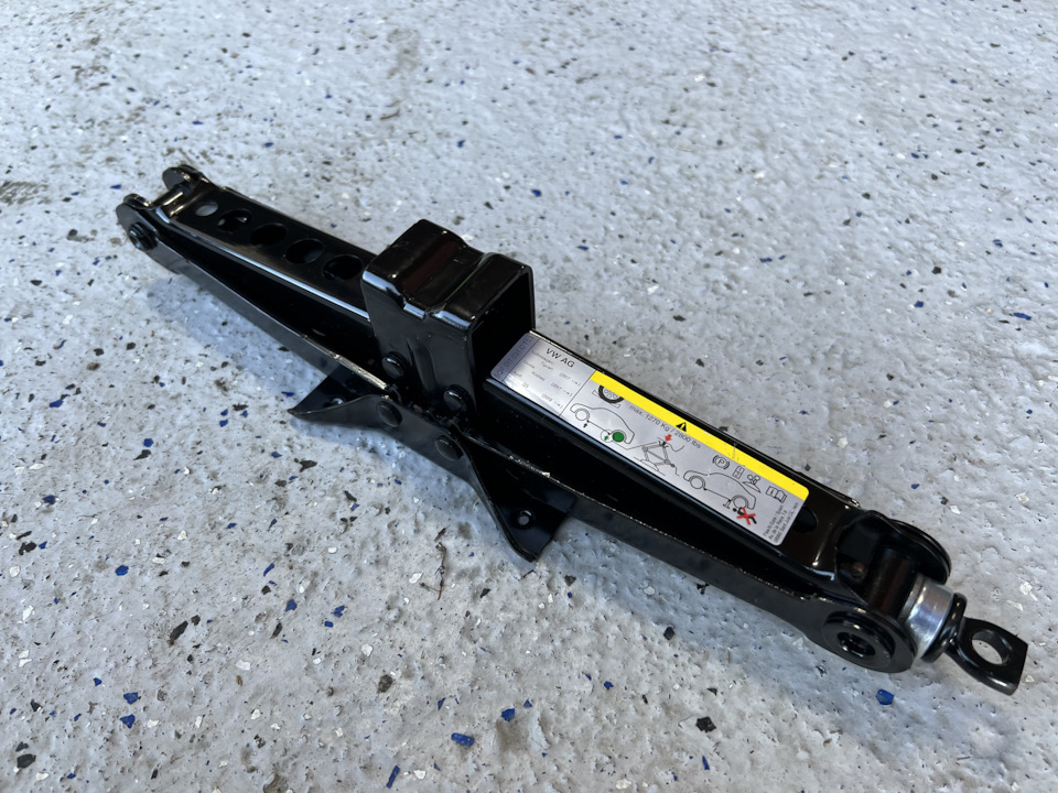 Штатная запаска вместо герметика — Audi Q3 (2G), 2 л, 2019 года ...