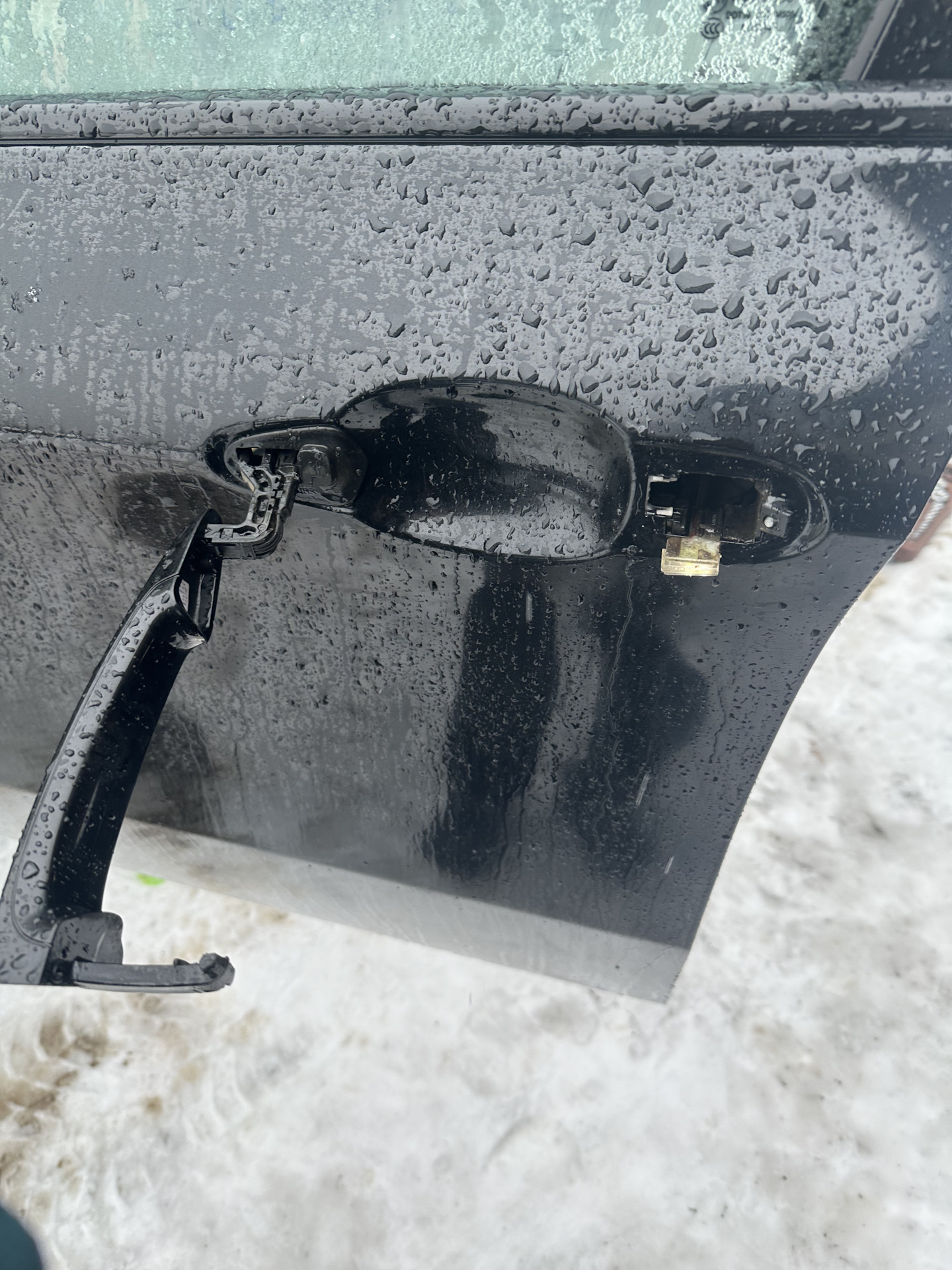 Замена троса внешней водительской ручки — BMW X6 (E71/E72), 3 л, 2008 ...