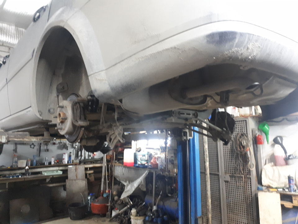 Замена задних аммортизаторов и восстановление задних тормозов ...