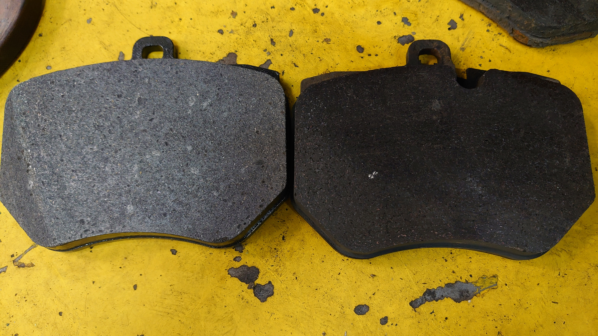 Замена тормозных колодок. — Audi Q7 (1G), 6 л, 2012 года | расходники ...