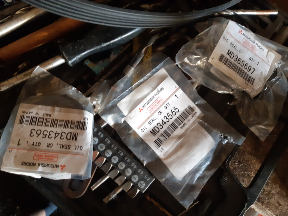 MD343563 САЛЬНИК КОЛЕНВАЛА ПЕРЕДНИЙ Mitsubishi | Запчасти на DRIVE2