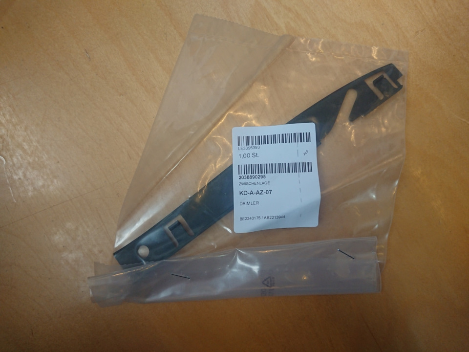 A2038890295 Прокладка крыла Mercedes | Запчасти на DRIVE2