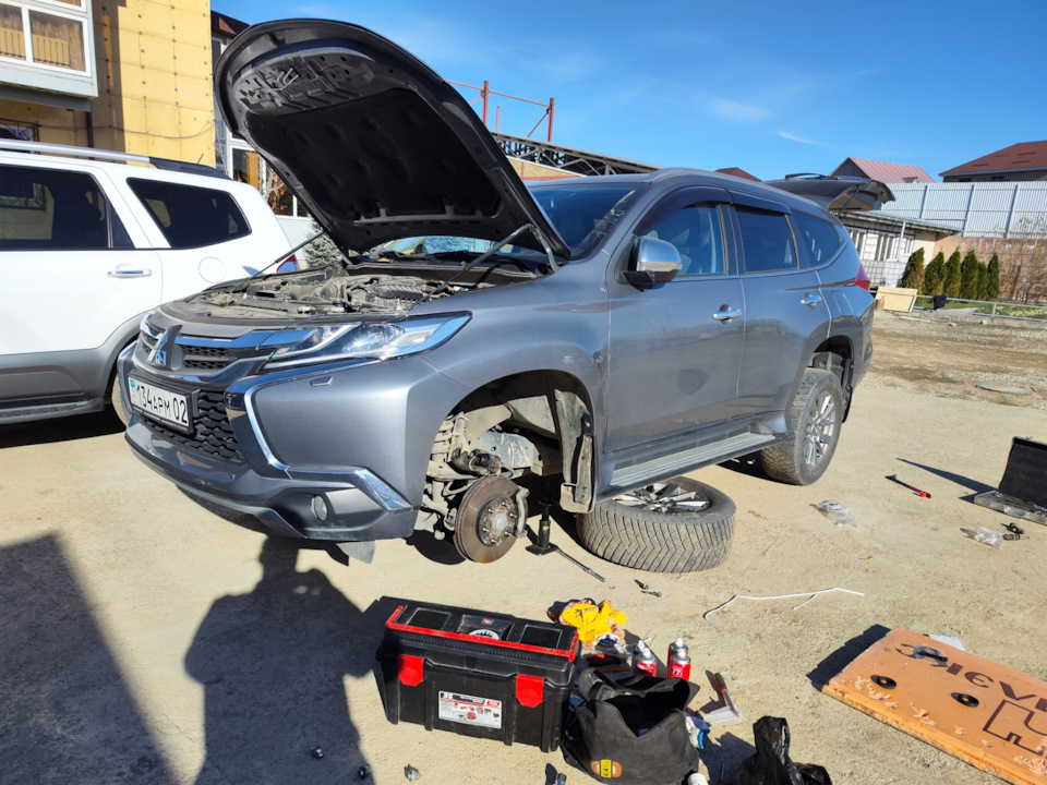 Замена пыльника суппорта и задних стоек стабилизатора — Mitsubishi ...