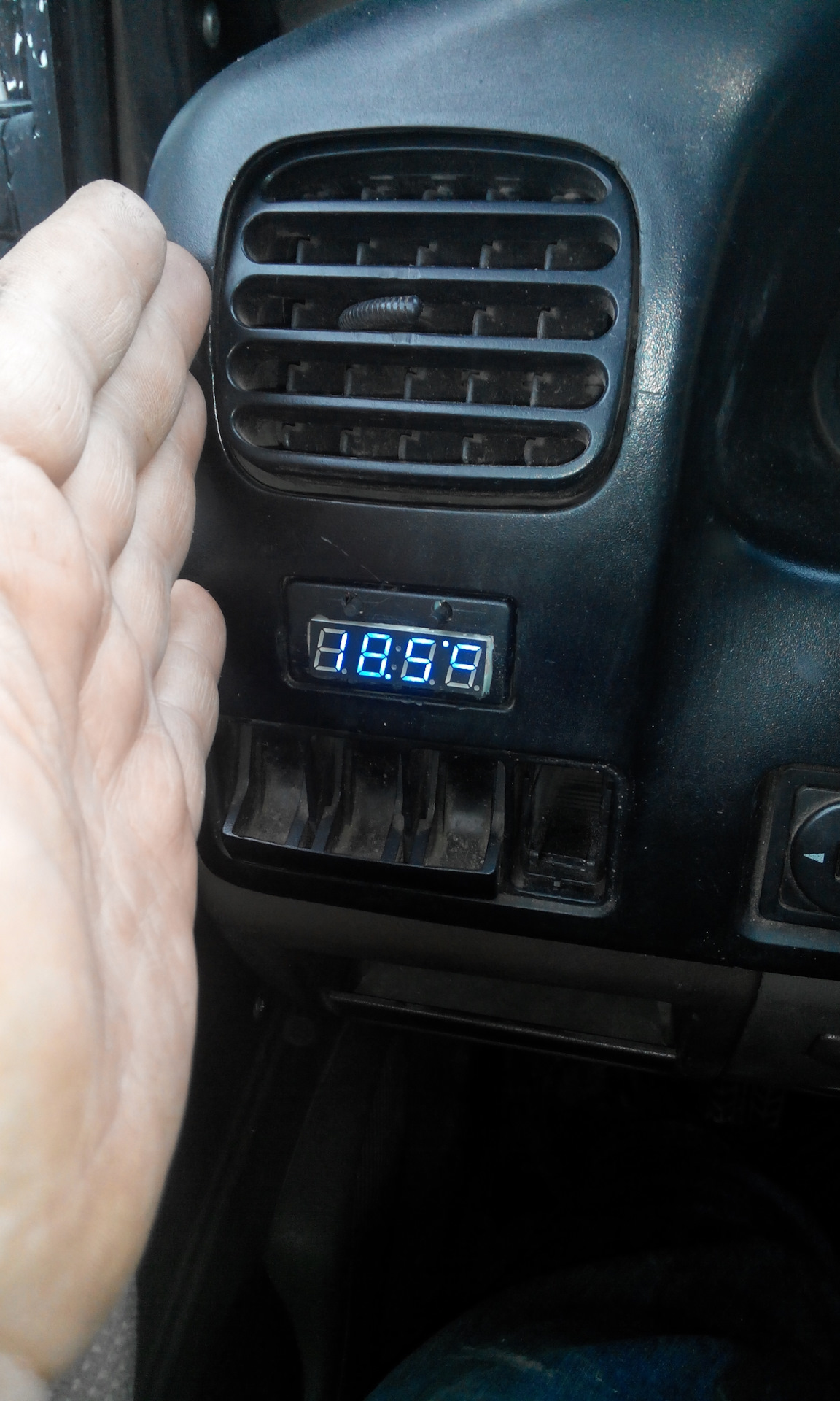 Часы в торпеду — KIA Sportage (1G), 2 л., 2000 года | тюнинг | DRIVE2
