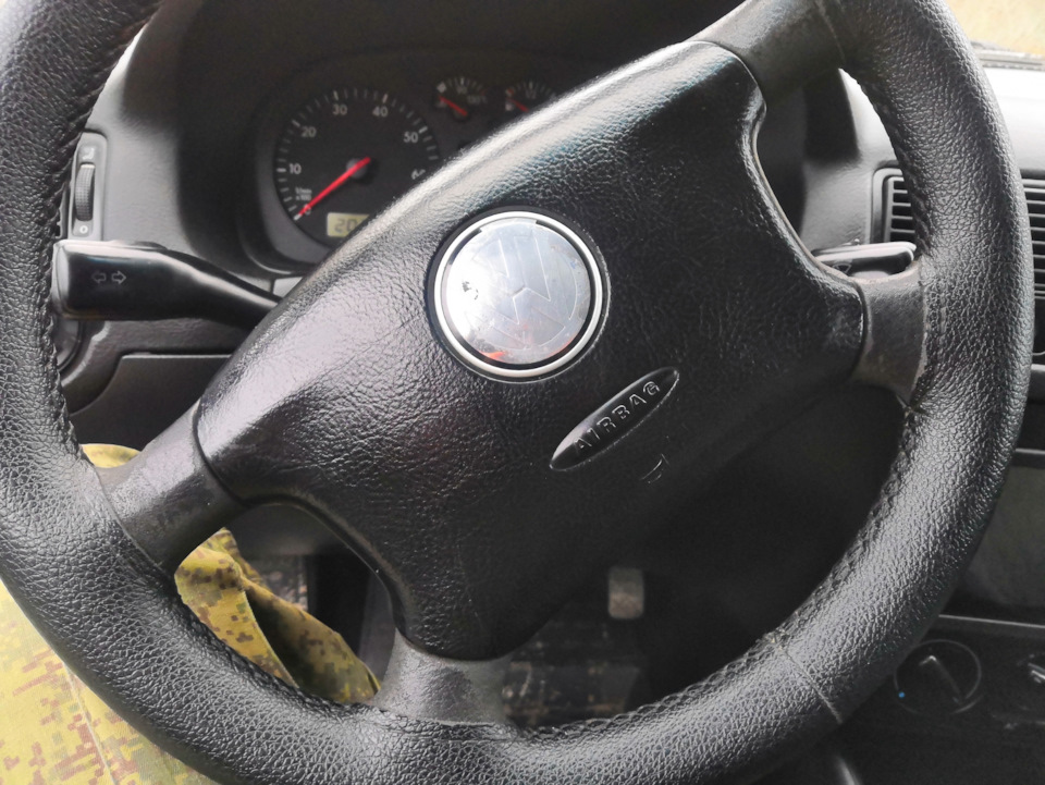 Шильдик на руль — Volkswagen Golf Mk4, 1,4 л, 2000 года | расходники ...