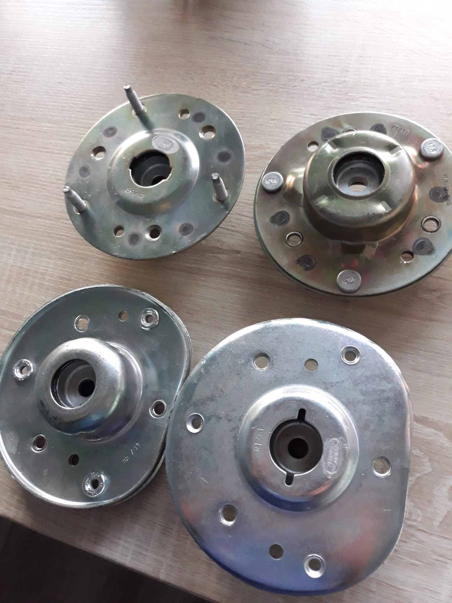 Опорные чашки амортизаторов — Land Rover Freelander 2 (L359), 2,2 л ...
