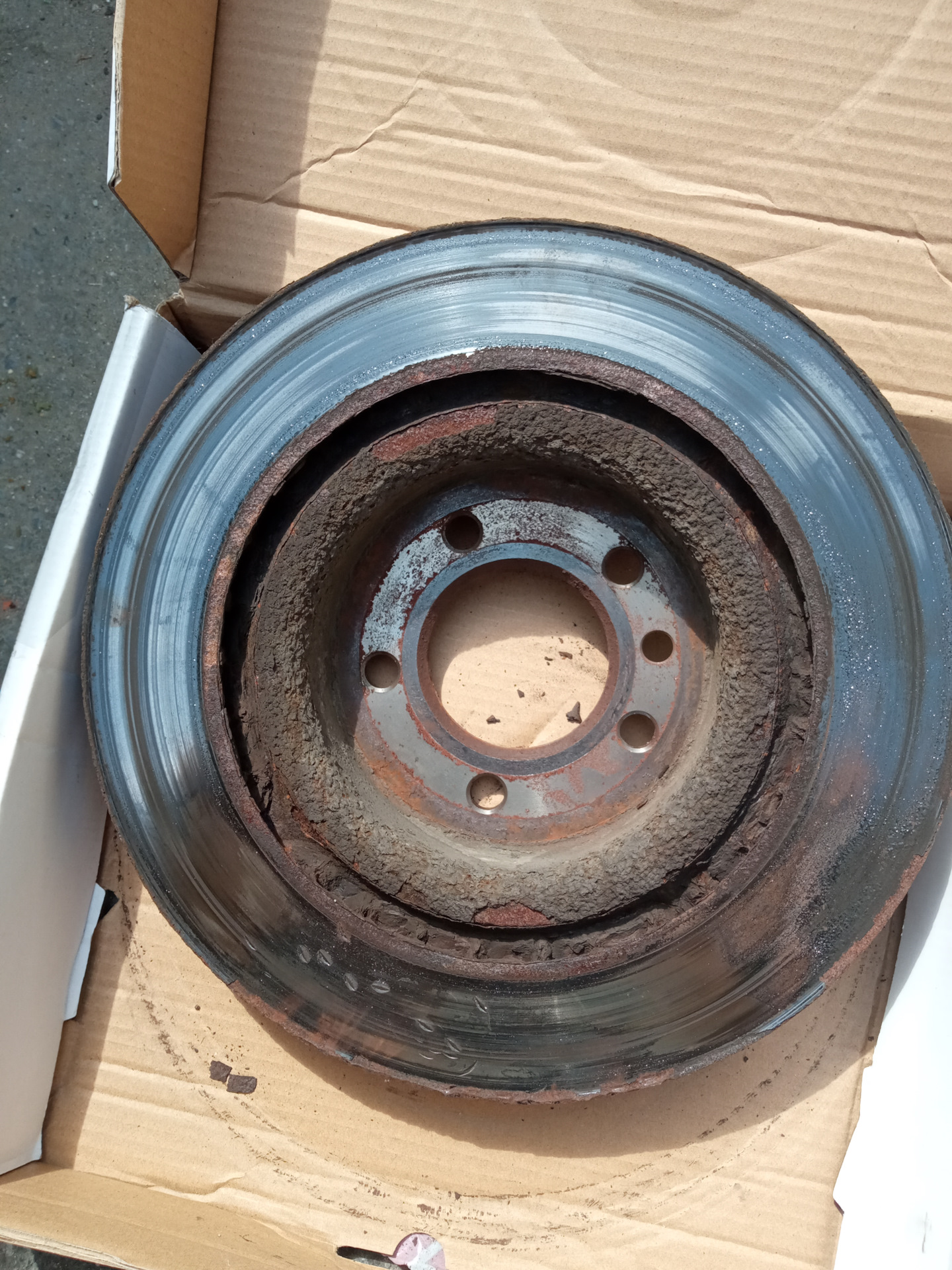 Замена передних тормозных дисков и колодок — Land Rover Discovery III ...