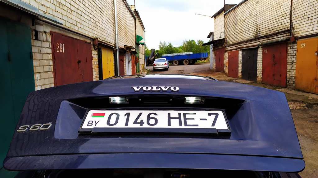 Ремонт подсветки номерного знака (замена патронов ламп) — Volvo S60 (1G ...