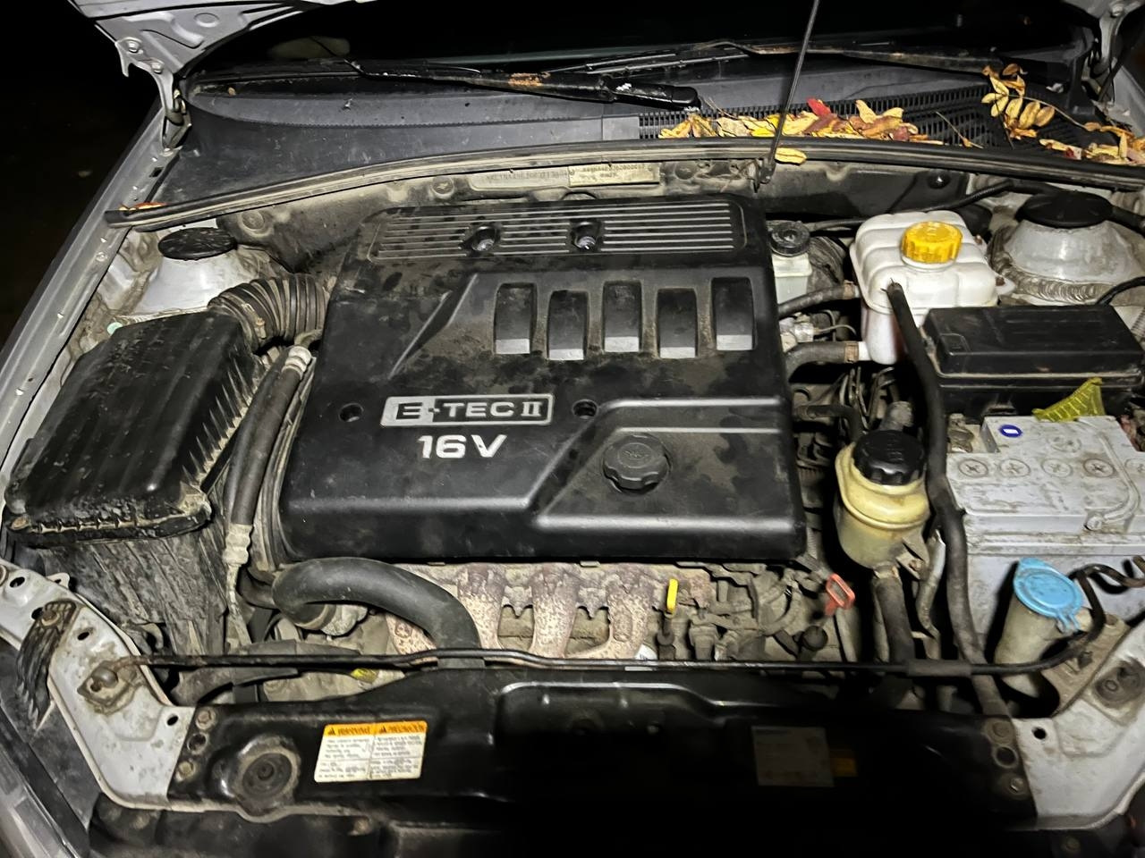 Быстросъемы на крышку двигателя — Chevrolet Lacetti 5D, 1,6 л, 2006 ...