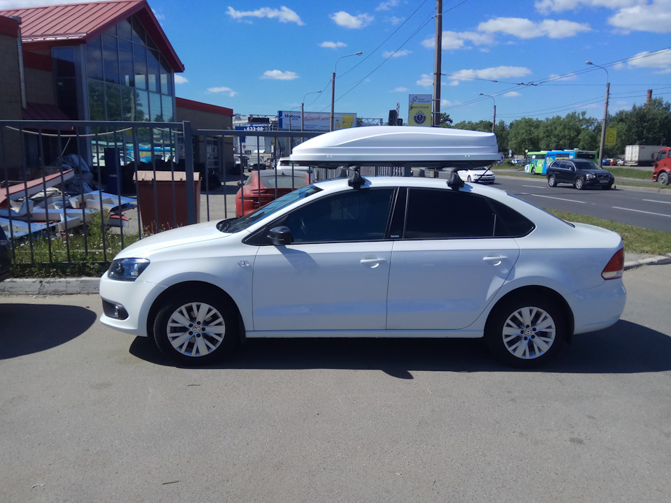 Автобокс Магнум 330 белый глянец на VW Polo Sedan — Volkswagen Polo ...