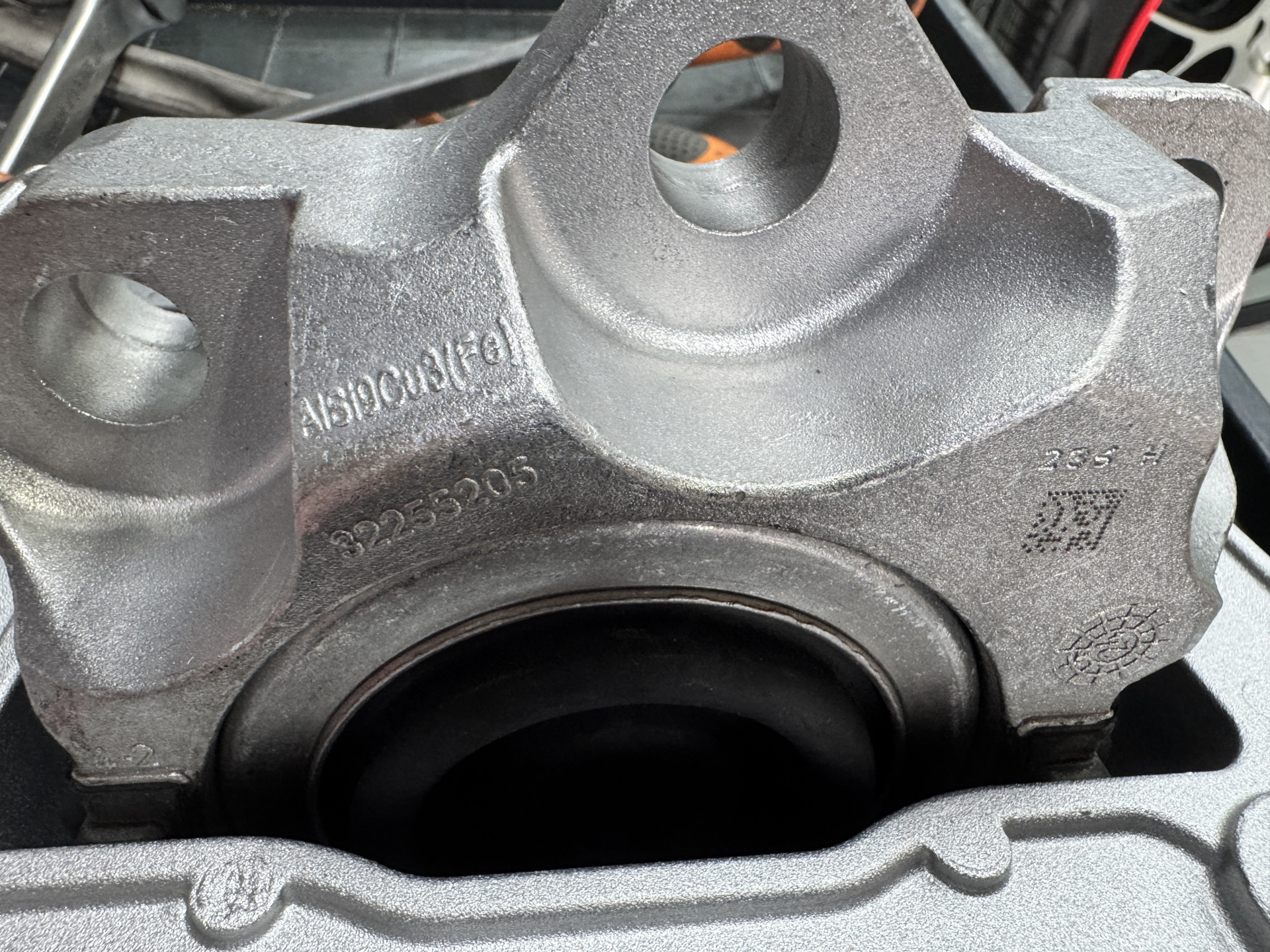 Замена левой (правой?) подушки ДВС — Volvo V60 (2G), 2 л, 2020 года ...