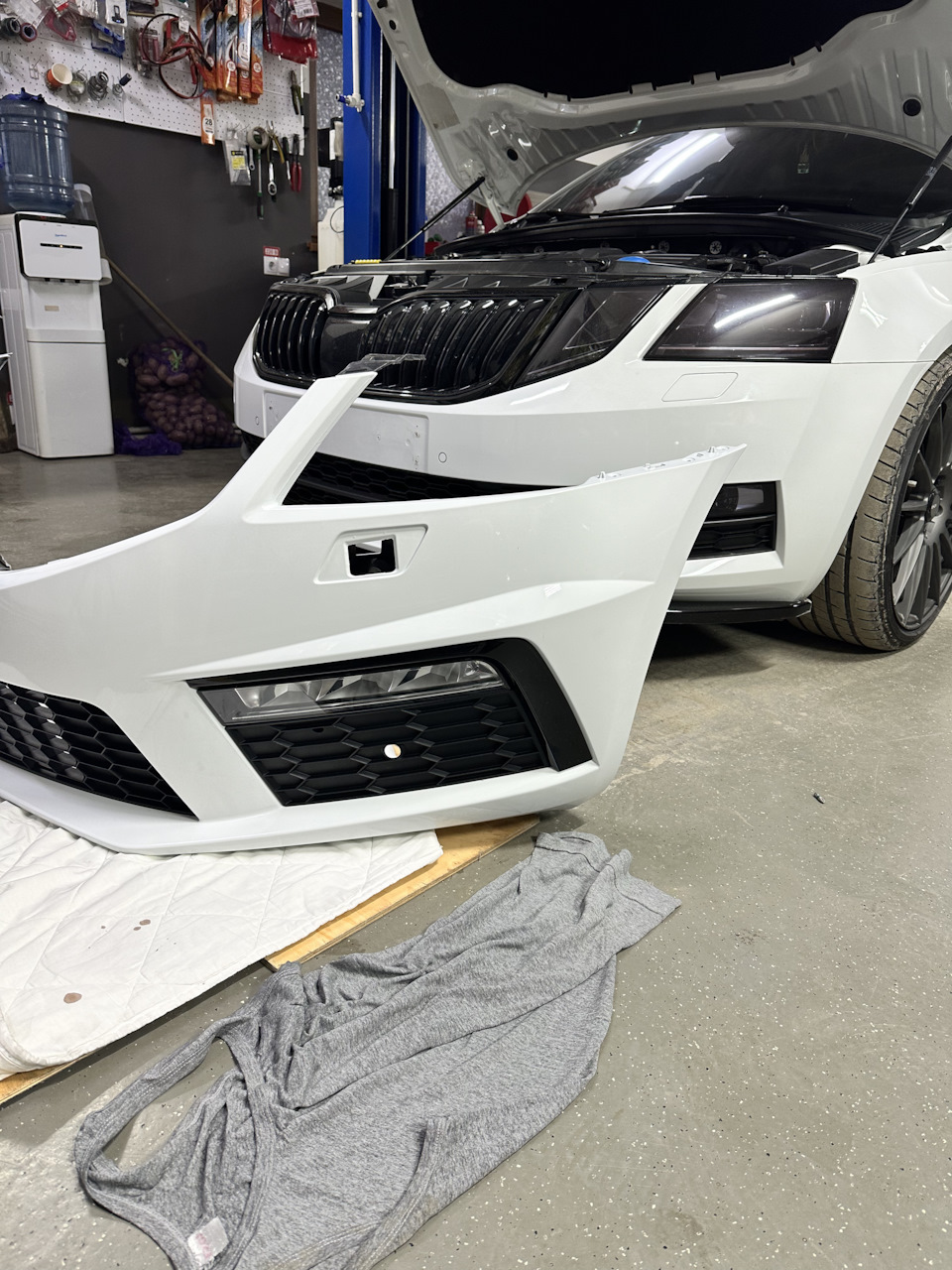 Установка бампера rs — Skoda Octavia A7 Mk3, 1,8 л, 2019 года | тюнинг ...