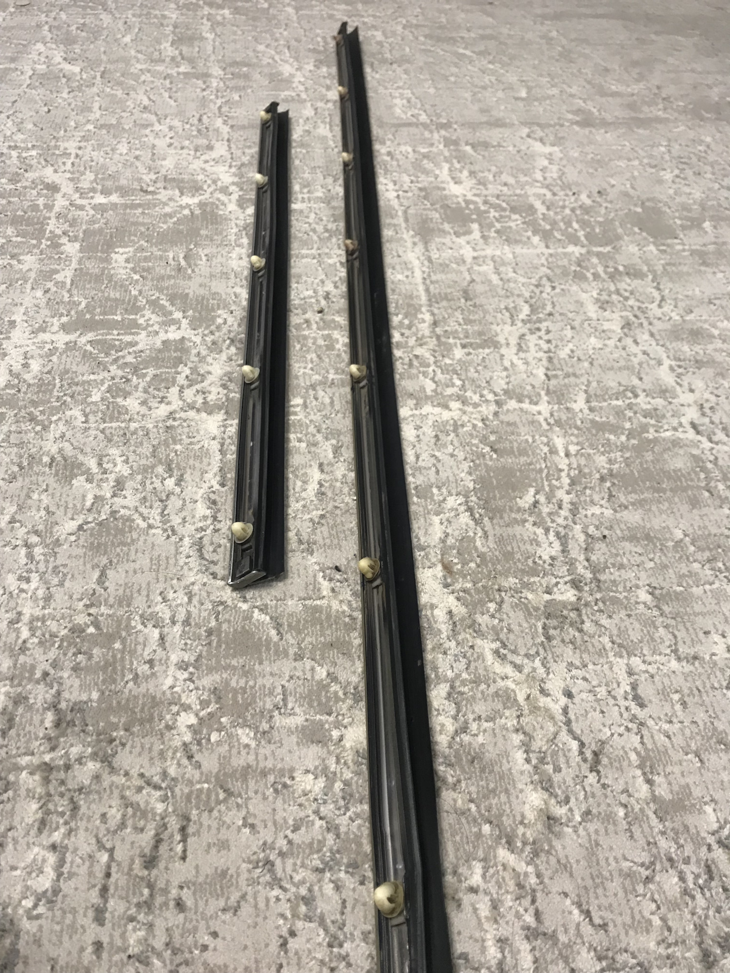 Молдинг двери нижний (металл-резина) и замена старых клипс — Toyota ...