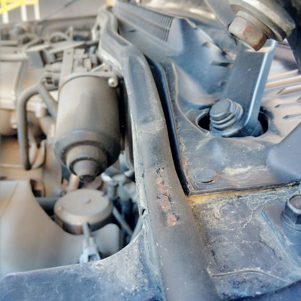 Замена уплотнителей подкапотного пространства — Mitsubishi Pajero (4G ...