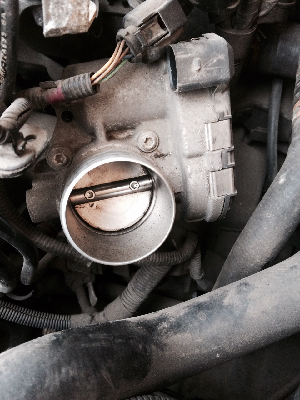 Чистка дроссельной заслонки — Ford Fiesta (Mk VI), 1,6 л, 2008 года ...
