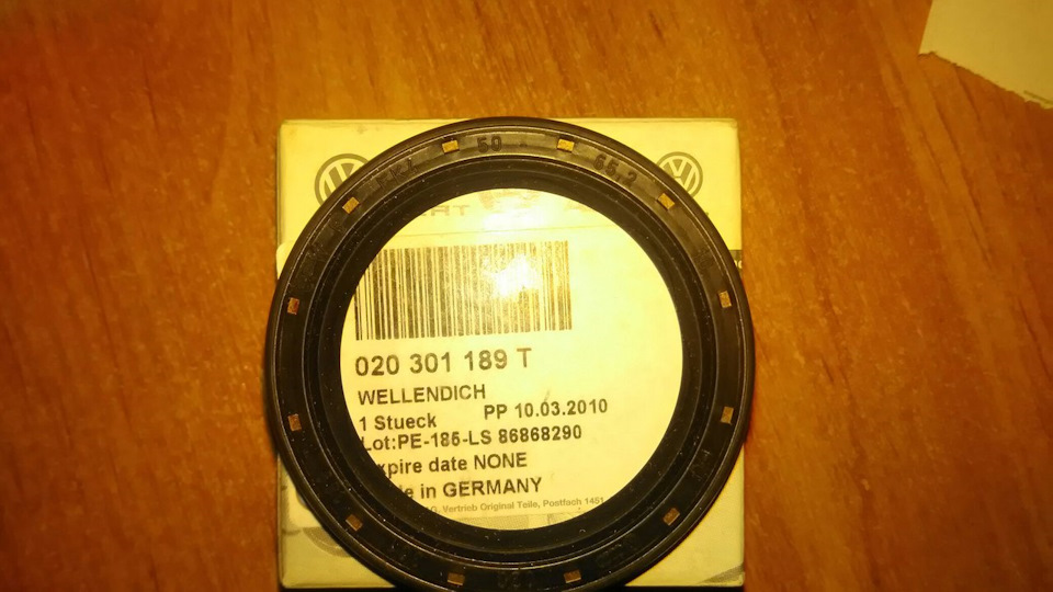 Подготовка к замена левого сальника приводного вала — Skoda Octavia A4 ...