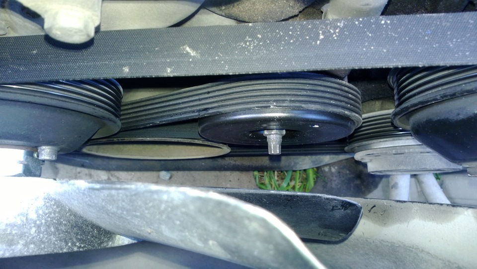 Замена натяжного ролика — Mercedes-Benz E-Class (W124), 2,2 л, 1993 ...