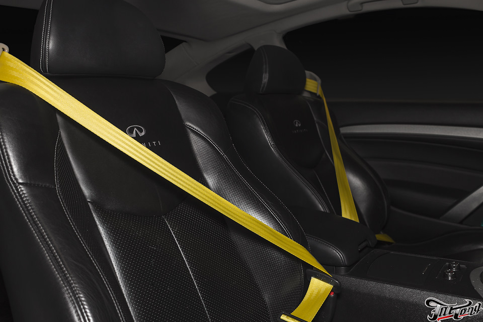 Infiniti G37 coupe. Установили желтые цветные ремни безопасности ...