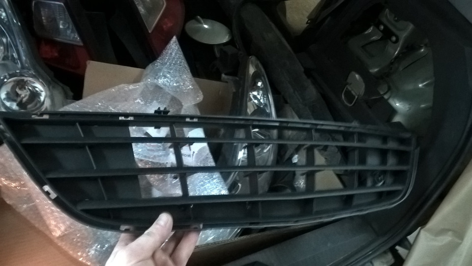 Нет детали за решеткой бампера.В каталоге есть.Для чего она нужна ...