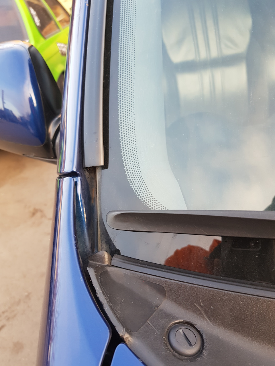 Молдинги лобового стекла — Toyota RAV4 (II), 2 л, 2003 года | своими ...
