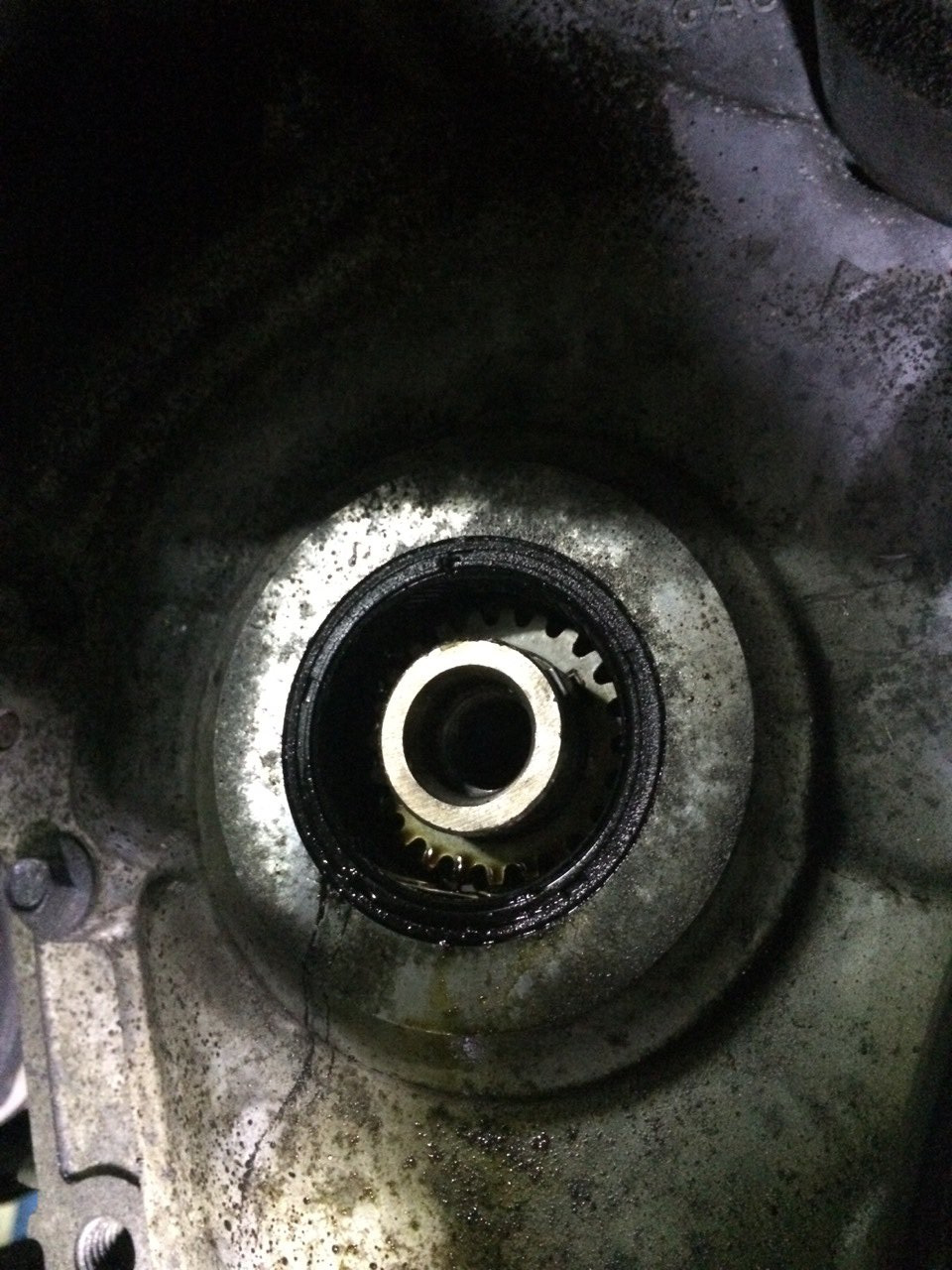 поменял сальник шкива коленвала — Nissan Juke (1G), 1,6 л, 2014 года ...