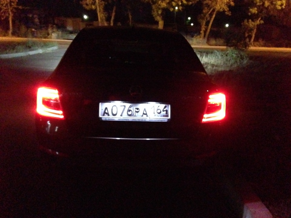 Установка диодной подсветки номерного знака (VAG 000 052 110) — Skoda ...
