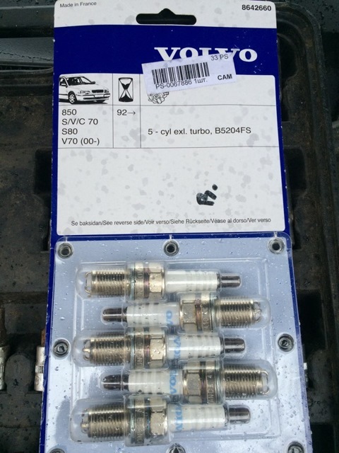 Замена свечей зажигания — Volvo S60 (1G), 2,4 л, 2001 года | своими ...