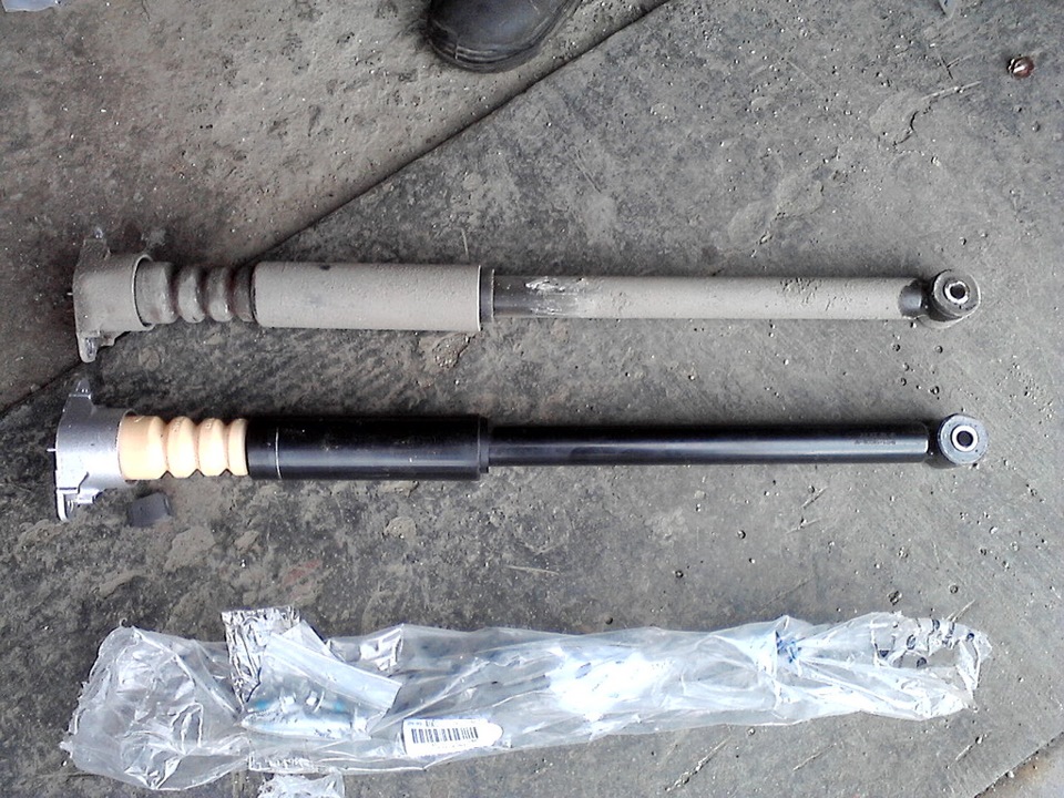 Замена задних аммортизаторов — Mazda Verisa, 1,5 л, 2009 года ...