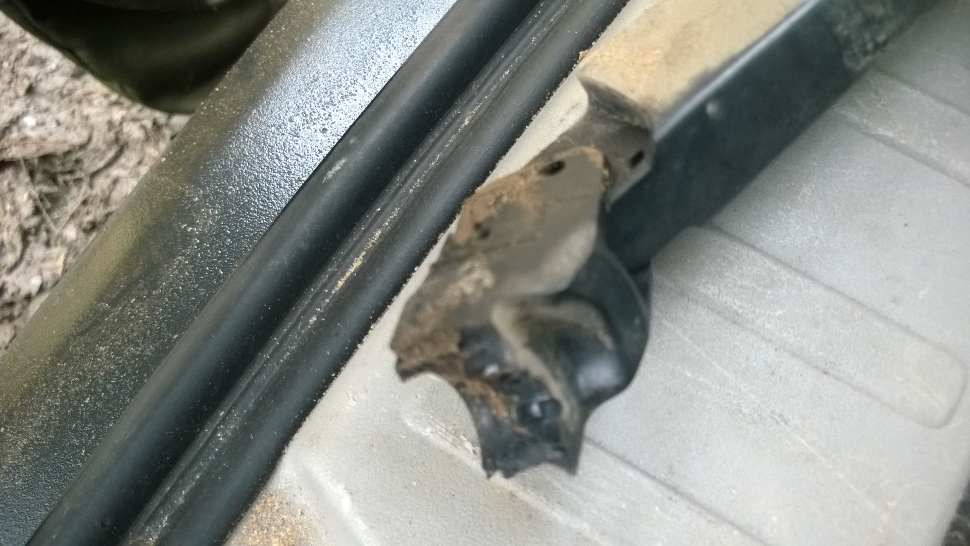 сломал поводок дворника заднего — Mitsubishi Pajero Sport (2G), 3,2 л ...