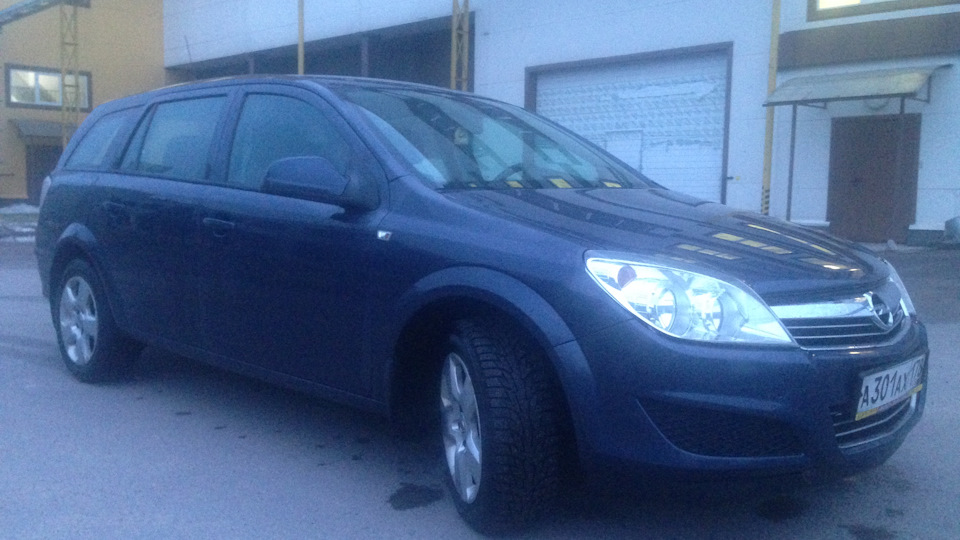Замена передних дисков и колодок — Opel Astra H 1 8 л 2010 года
