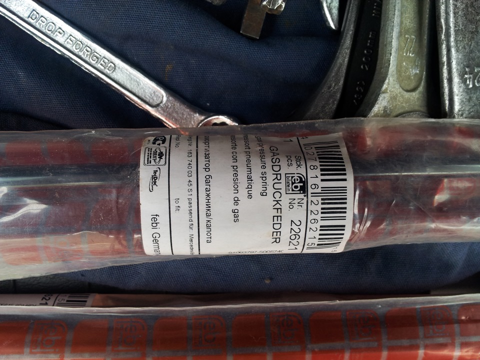 Замена амориков в багажнике — Mercedes-Benz M-Class (W163), 3,2 л, 1998 ...