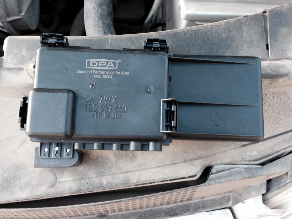 Колодка контактная с предохранителями — Volkswagen Golf Mk4, 2 л, 2000 ...