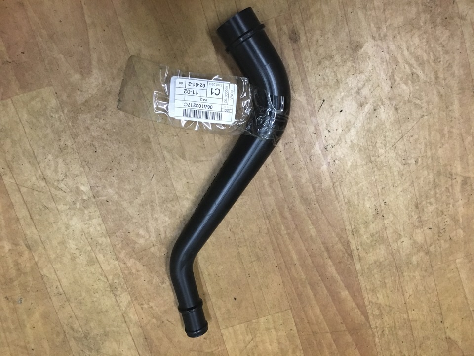 06A103217C Шланг вентиляции картера двигателя / VW T-5 2.0 03~ VAG ...