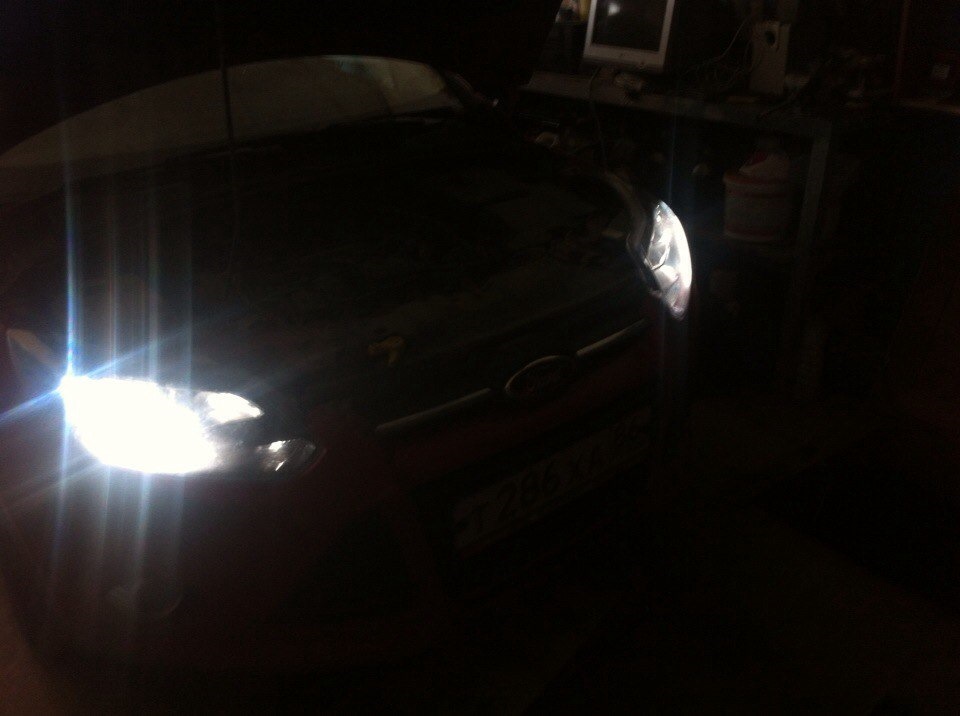 Лампы ближнего света. — Ford Focus Hatchback III, 1,6 л, 2011 года ...