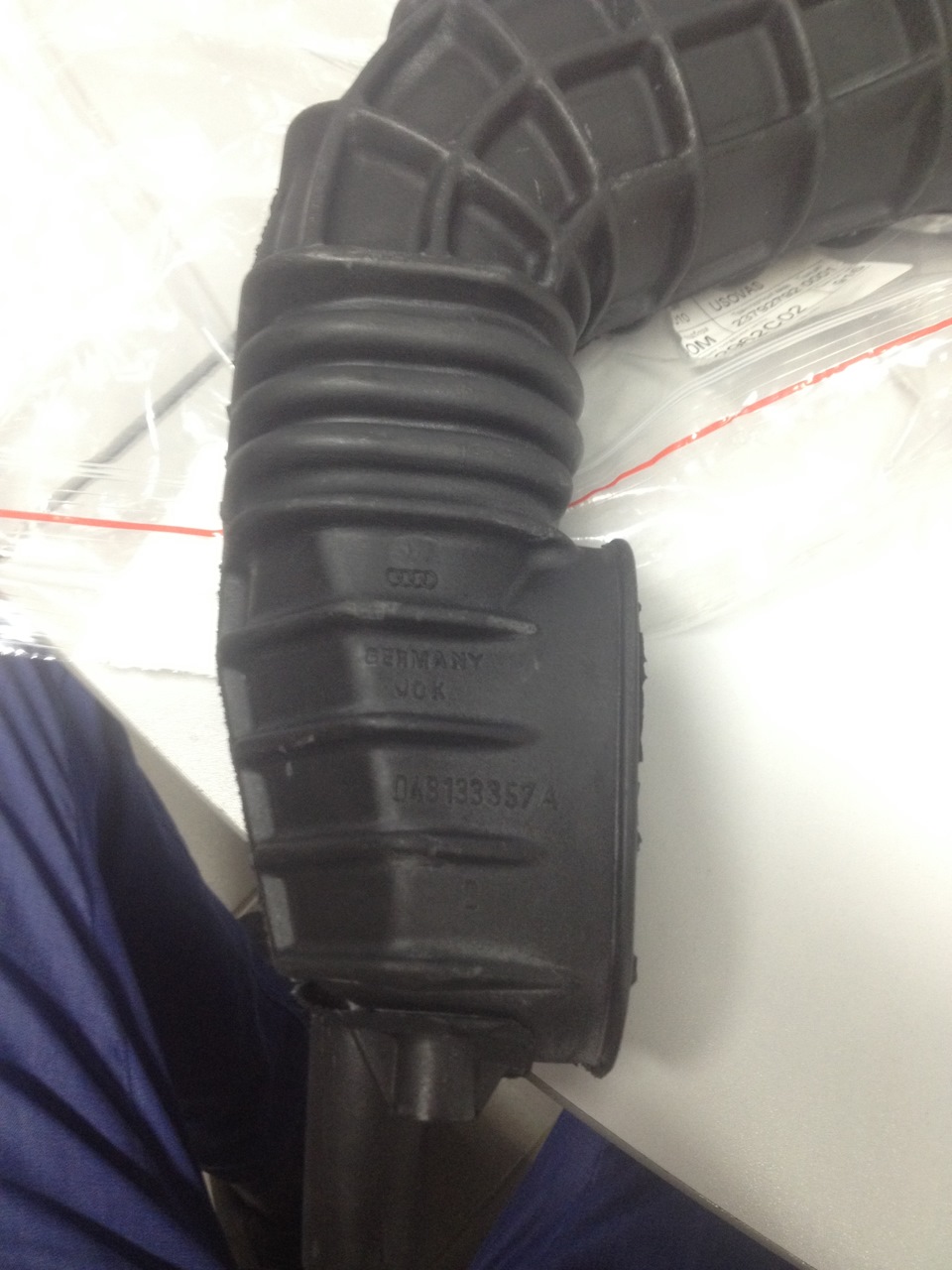 048133357A Воздуховод инжектора / AUDI 100 2.0 91~93 VAG | Запчасти на ...