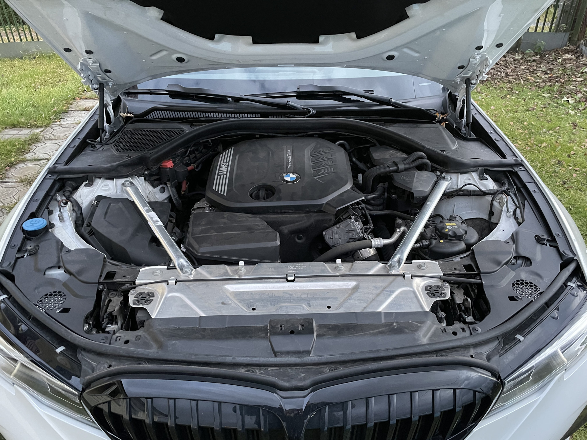 Щитки фар и распорки G22 под капот. — BMW 3 series (G20), 2 л, 2019 ...