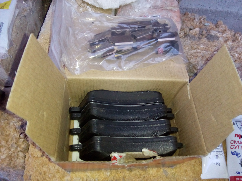 Замена передних тормозных колодок. — Renault Kangoo (2G), 1,5 л, 2009 ...