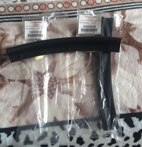 5902A030 УПЛОТНИТЕЛЬ КАПОТА, БОКОВОЙ Mitsubishi | Запчасти на DRIVE2