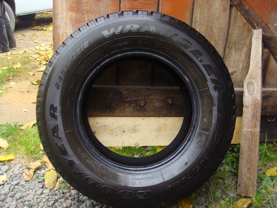 Продам резину для двух колес 245/70 R16 — Opel Frontera B, 2,2 л, 2001 ...