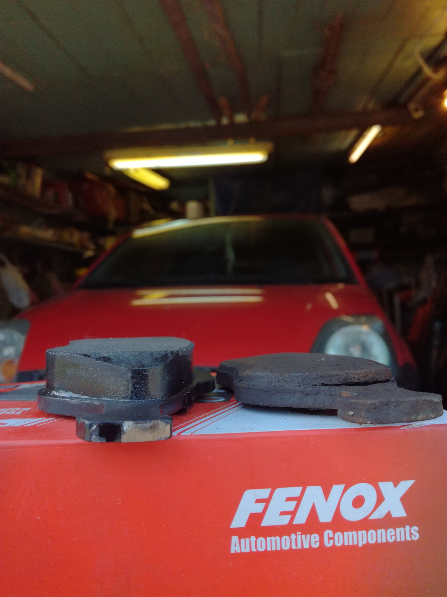 Замена тормозных колодок — Ford Fiesta (Mk V), 1,4 л., 2007 года ...