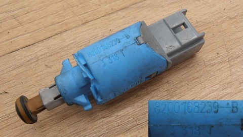 8200168239 Датчик хода педали сцепления (выключ) RENAULT | Запчасти на ...