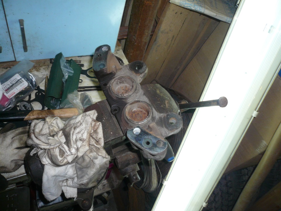 Передние тормоза : переборка суппортов — Toyota Land Cruiser 80, 4,5 л ...