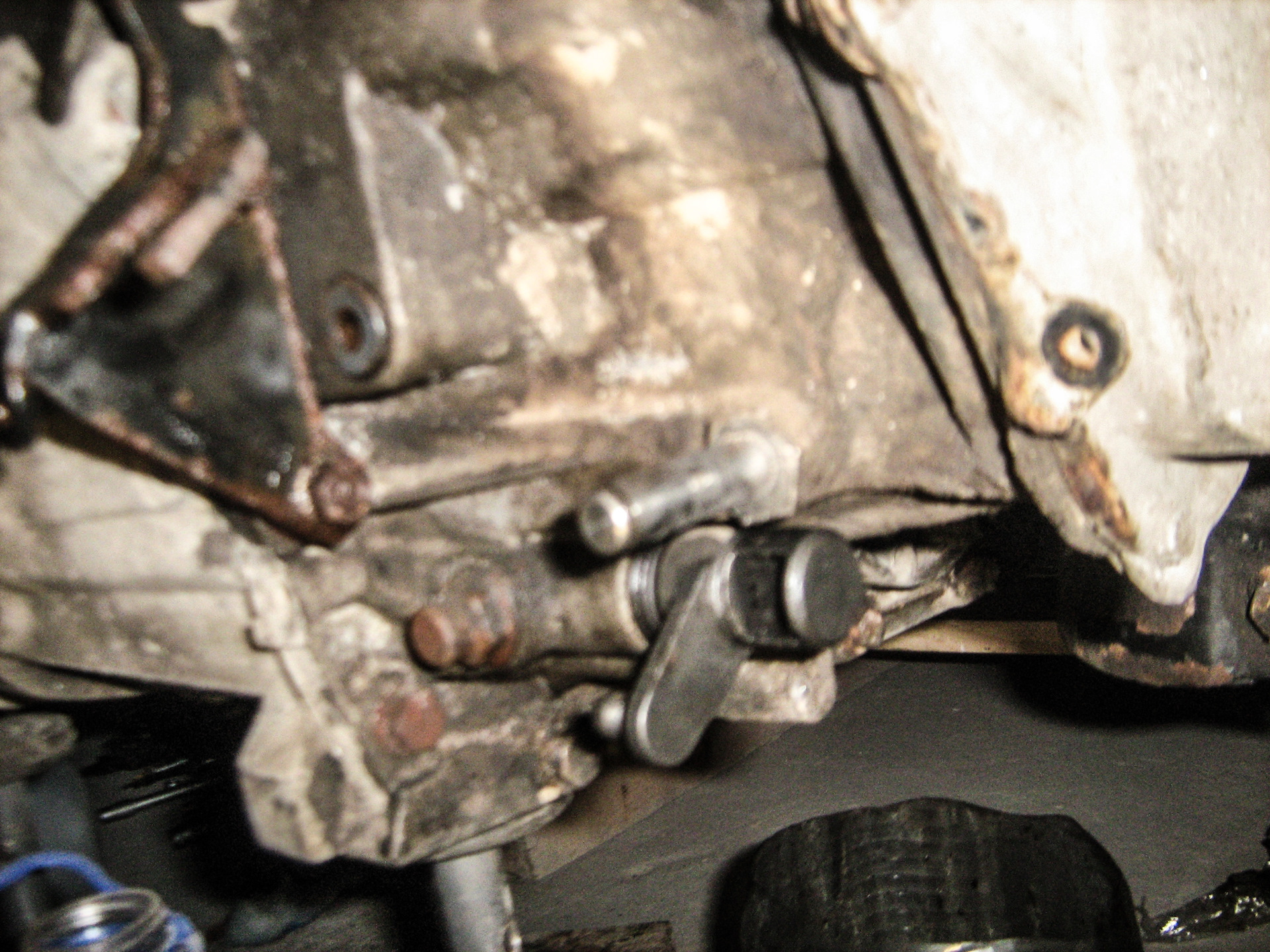 Очистка механизма переключений КПП. — Ford Fiesta (Mk V), 1,4 л, 2008 ...